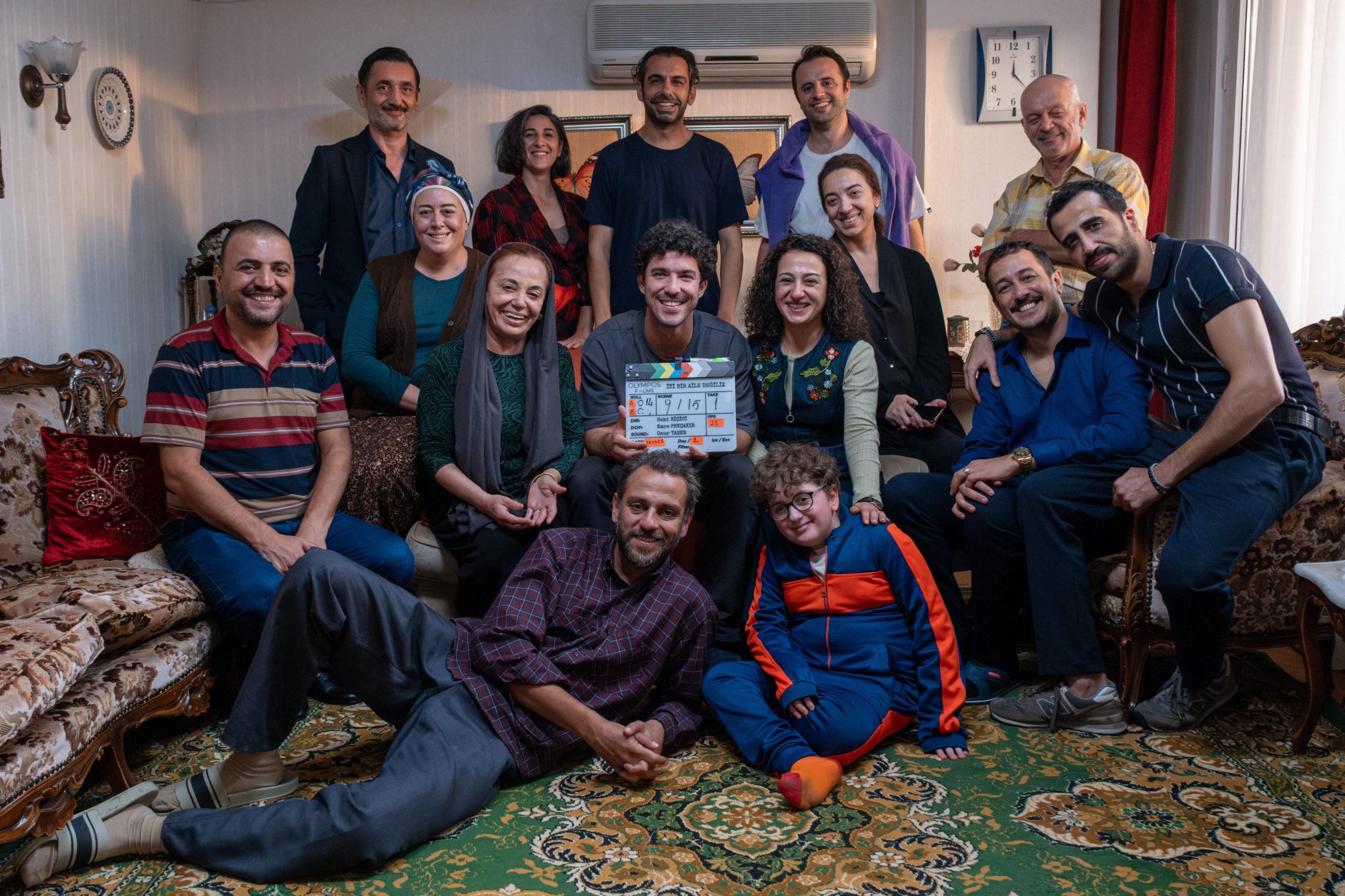 ‘İYİ BİR AİLE DEĞİLİZ’ FİLMİ SETE ÇIKTI - Fikrisinema